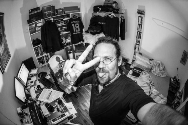 Wink-Überwachungskameras-zu-Tag - Wave at Surveillance Day: 16. August